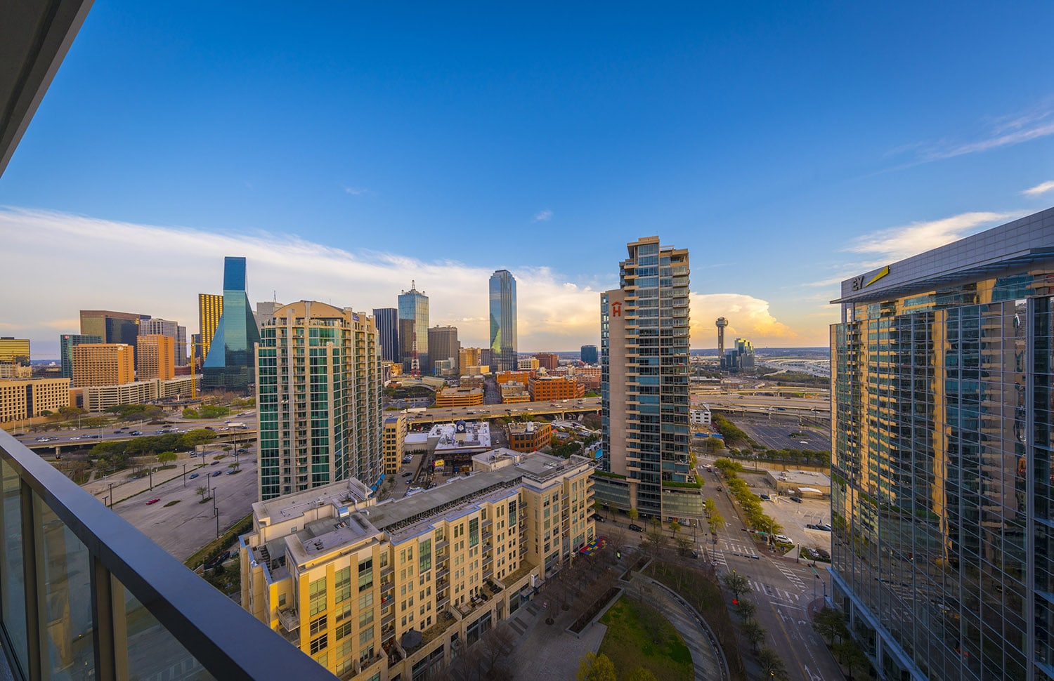 Dallas High-Rise Apartment Locating Services | ULR Properties